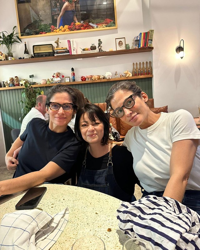 Renata Vasconcellos confunde fãs com novos cliques com a irmã ...