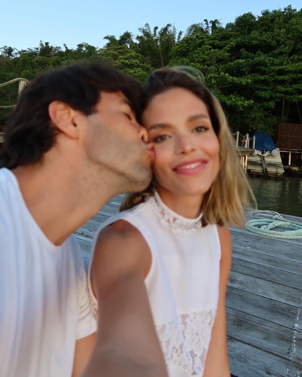 Com direito a topless, Carol Leite abre álbum de viagem com Kaká em Noronha