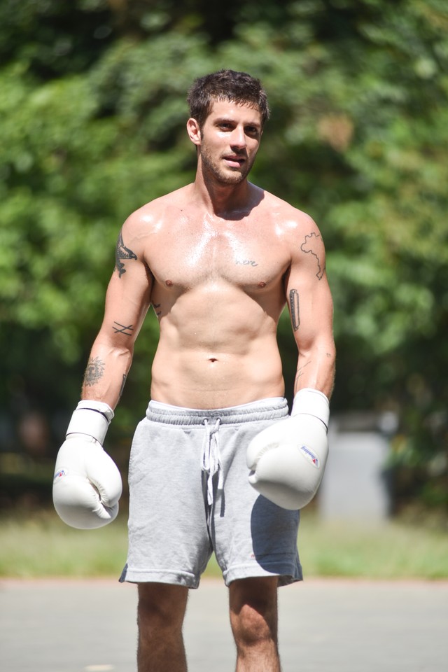 Chay Suede treina boxe em praça de São Paulo