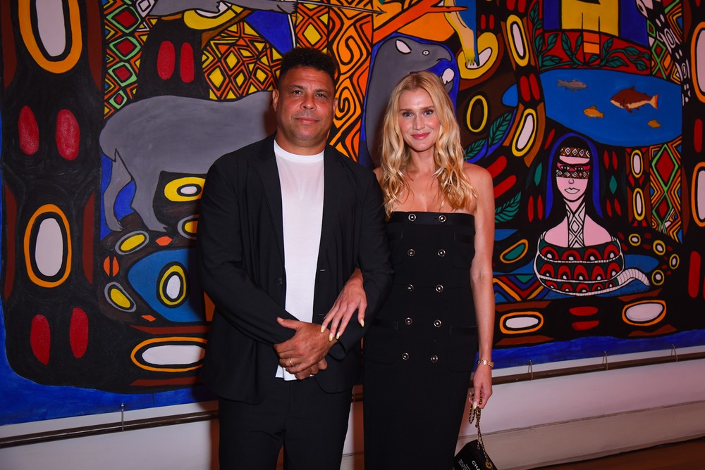 Ronaldo e Celina Locks fazem aparição pública rara em baile de gala em SP