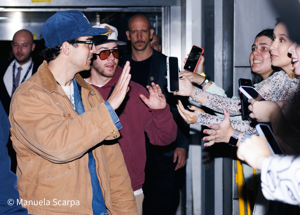 Nick, Joe e Kevin Jonas, da banda Jonas Brothers, desembarcam em São Paulo