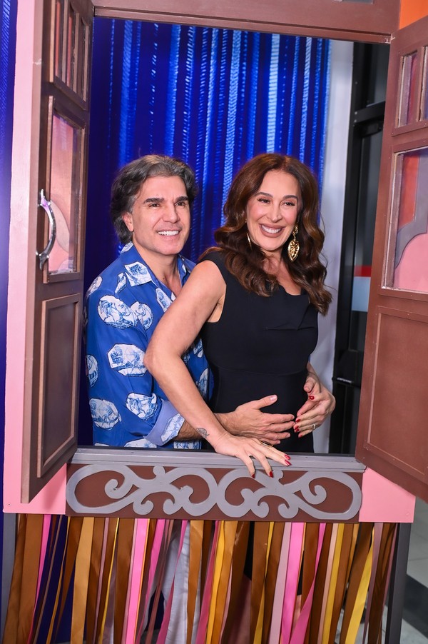 Claudia Raia troca beijos com Jarbas Homem de Mello em estreia de ...