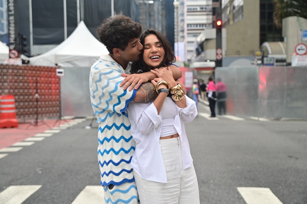 Gizelly Bicalho curte o Réveillon da Paulista em clima de romance com Cauê Fantin