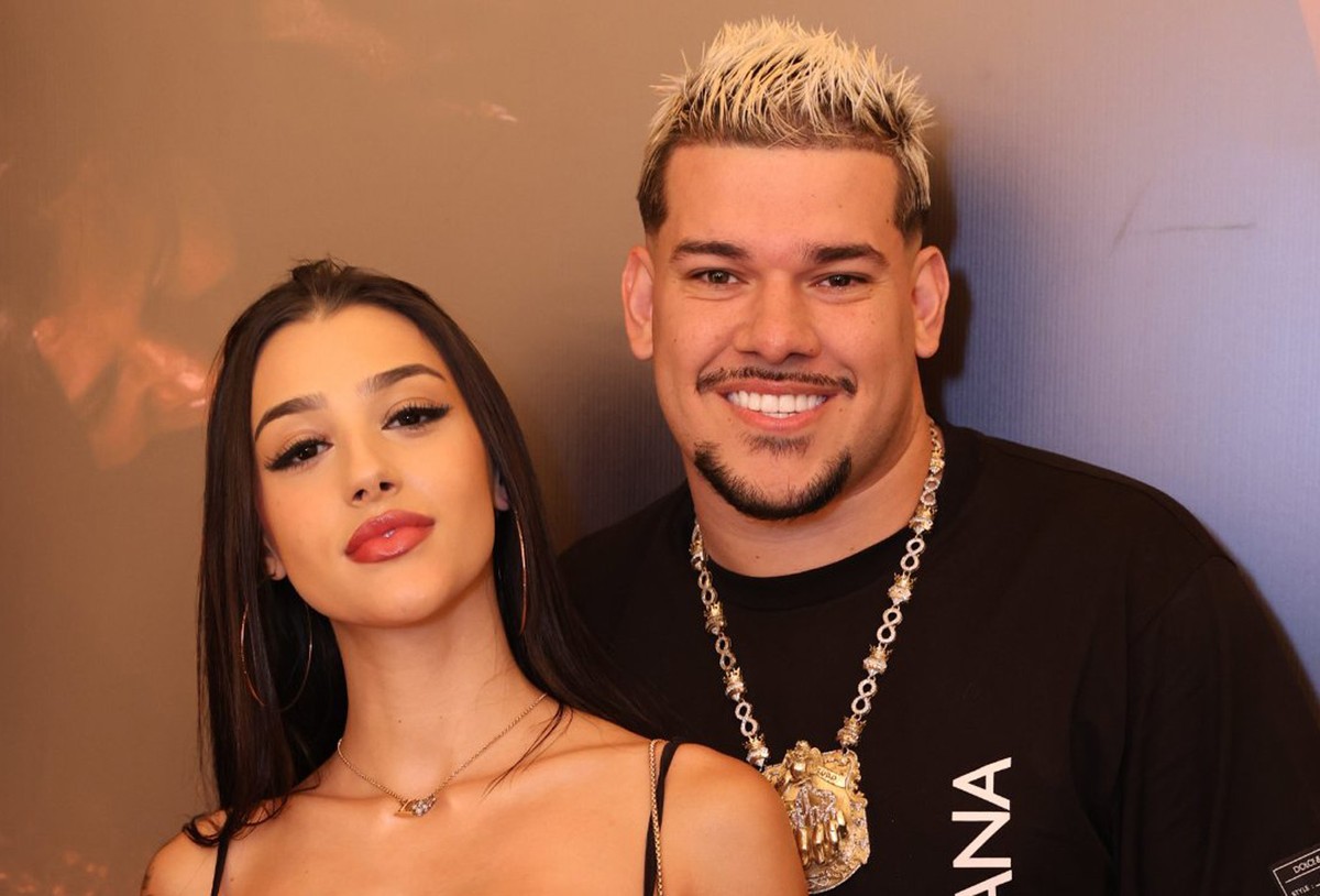 Grávida, Bia Miranda usa body transparente e troca beijos com Buarque ...