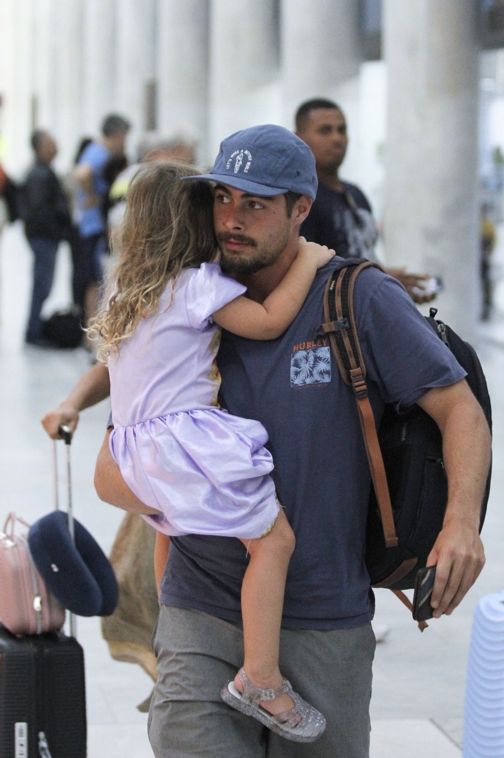 Rafa Vitti retorna ao Rio com Clara Maria após viagem para a Bahia