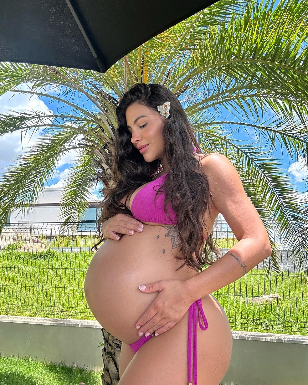 De biquíni, Jheny Santucci exibe barriga de reta final de gravidez