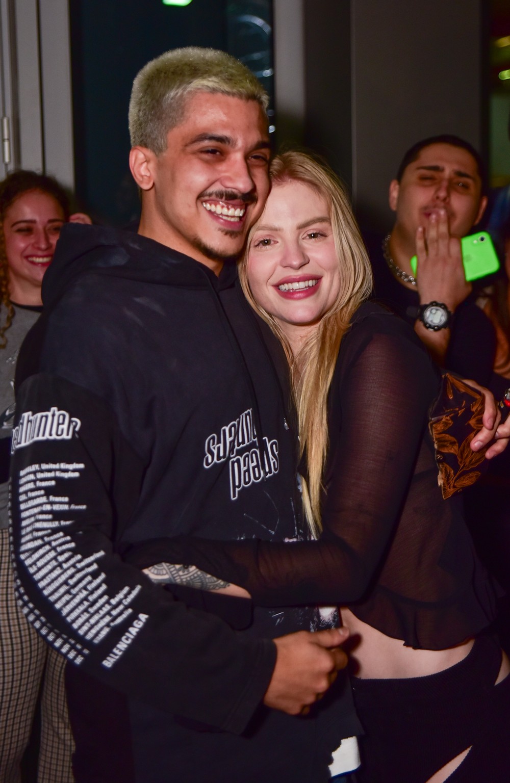 Luísa Sonza beija muito o affair, Chico Veiga, em aeroporto; vídeos