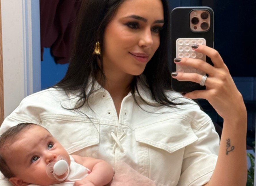 Bruna Biancardi posa com a filha caçula, Mel, de 2 meses, e menina dá ...