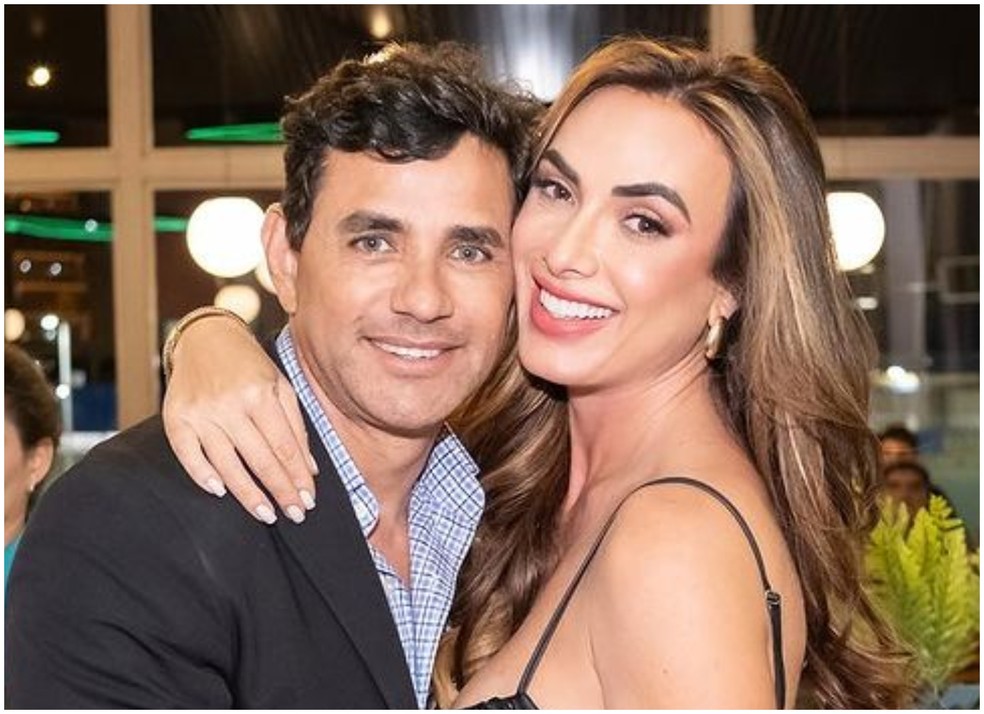 Nicole Bahls anuncia fim de namoro com Marcelo Viana