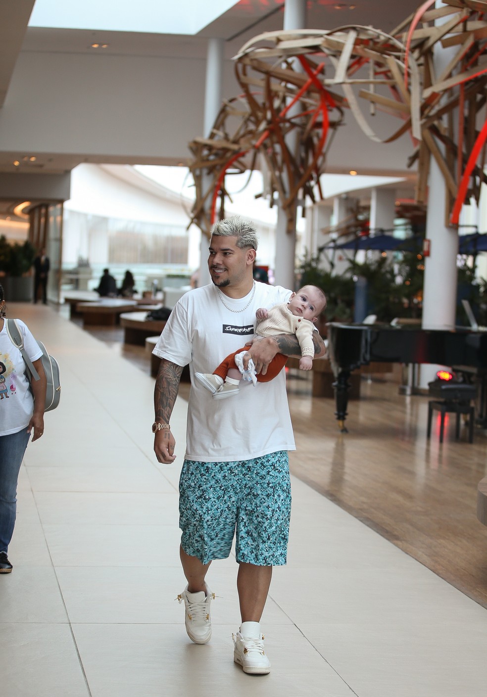 MC Buarque aproveita passeio com o filho no shopping após separação de ...