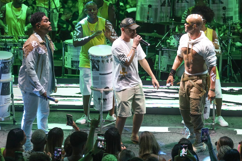 Carla Perez é pintada por Denny Denan no ensaio do Timbalada em Salvador