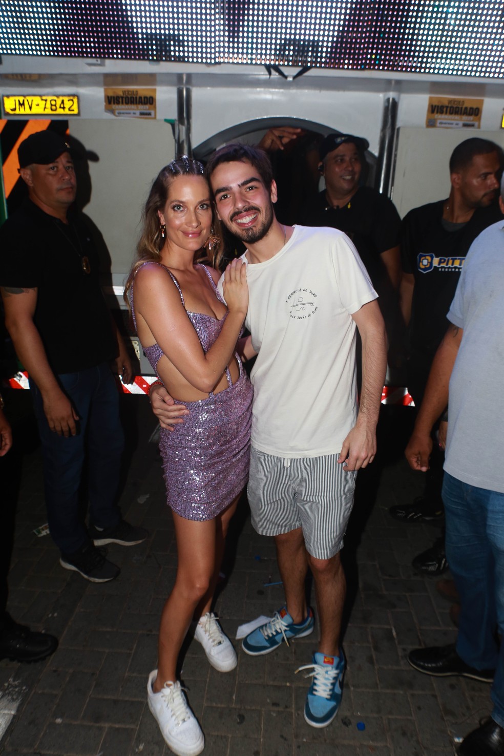 João Guilherme Silva Dá Beijão Em Schynaider Moura Em Folia Em Salvador