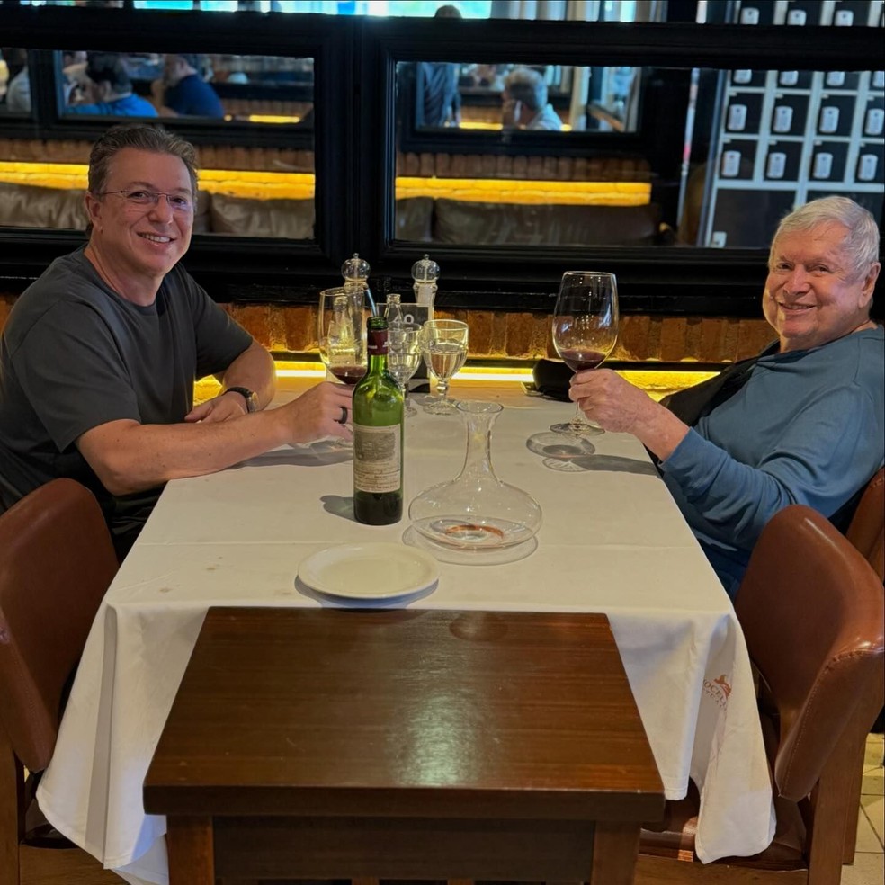Boni e Boninho almoçam juntos, e tomam vinho que pode custar até R$ 17 mil