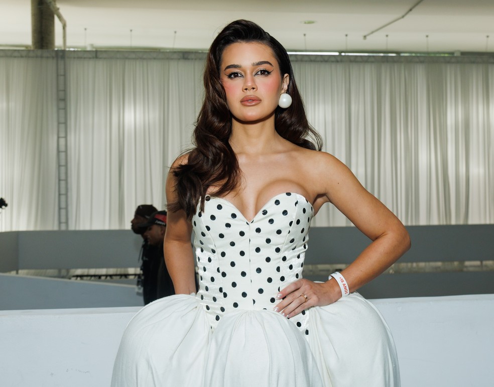 Franciny Ehlke exibe aliança luxuosa na SPFW após casamento na Itália ...