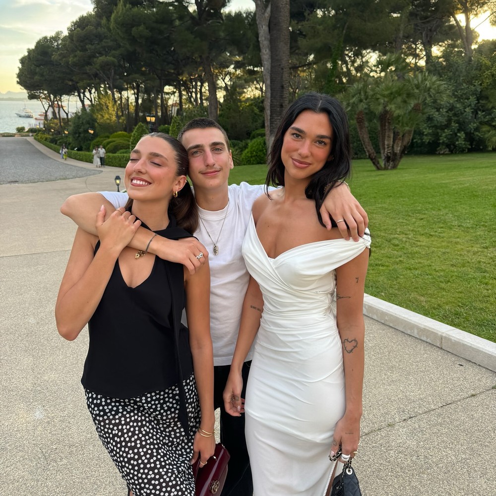 Dua Lipa posa de biquíni e posta cliques raros dos dois irmãos