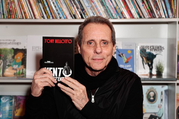 Malu Mader beija em Tony Bellotto em lançamento de novo livro dele