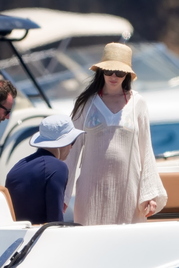 Grávida, Anne Hathaway exibe barrigão durante viagem em família a Saint ...