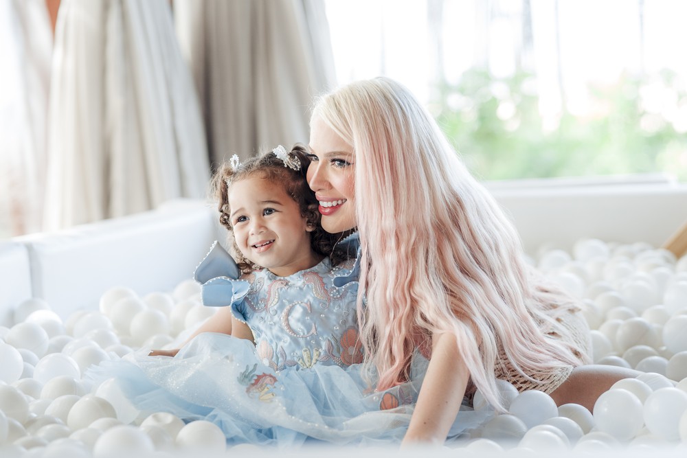 Karoline Lima celebra 2 anos da filha, Cecília, com festa intimista em parque aquático; saiba ...