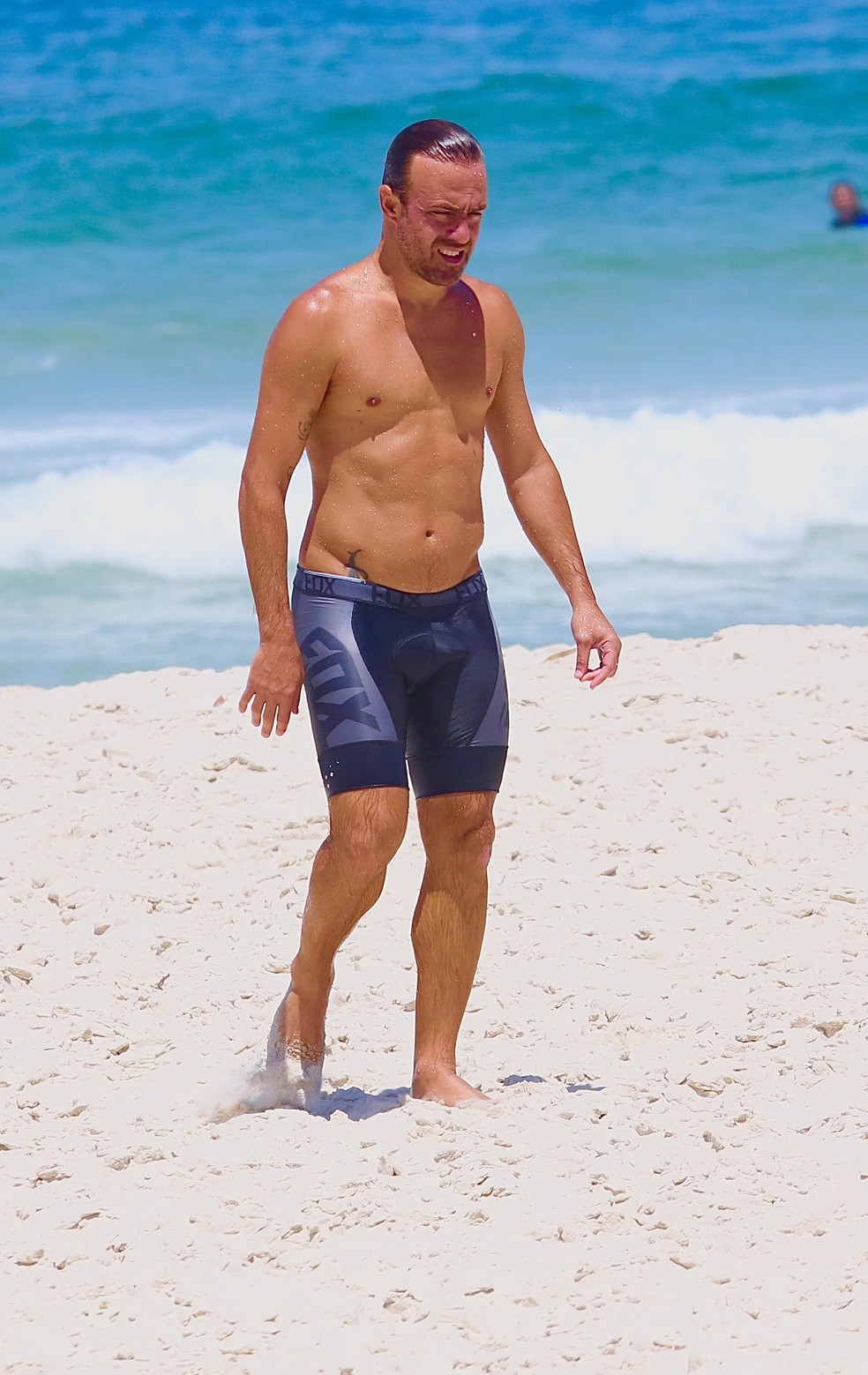 Ex-jogador de futebol Roger Flores vai à praia no Rio