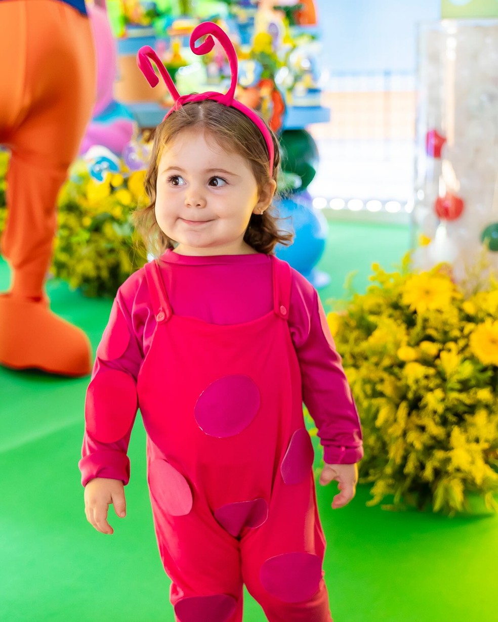 Viih Tube celebra 3° mesversário de Ravi e abre álbum