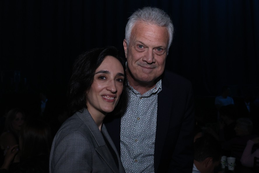 Maria Prata dá beijão em Pedro Bial e se declara em aniversário