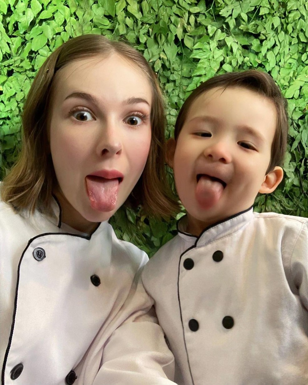 Pyong Lee encanta seguidores com foto de Jake com bisavós da Coreia