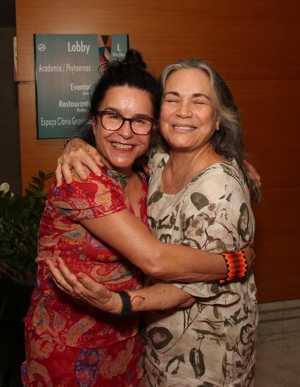 Regina Duarte e Gabriela Duarte são fotografadas juntas em SP