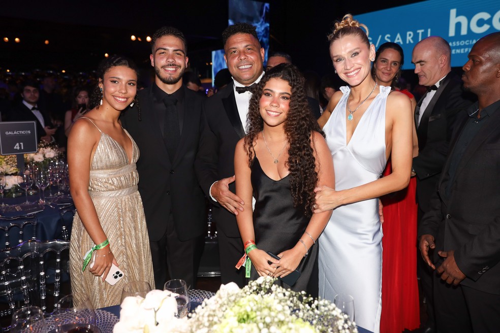 Ronaldo reúne Celina Locks, nora e três dos quatro filhos em leilão ...