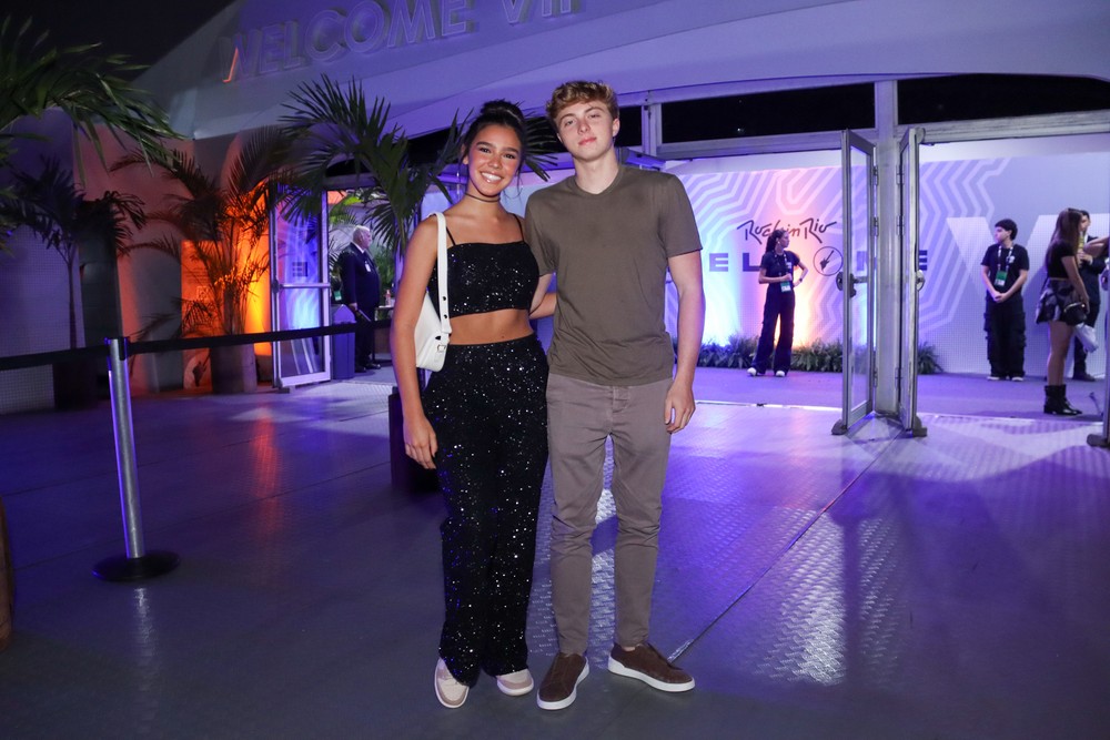 Benício Huck e namorada posam abraçadinhos no último dia de Rock in Rio ...