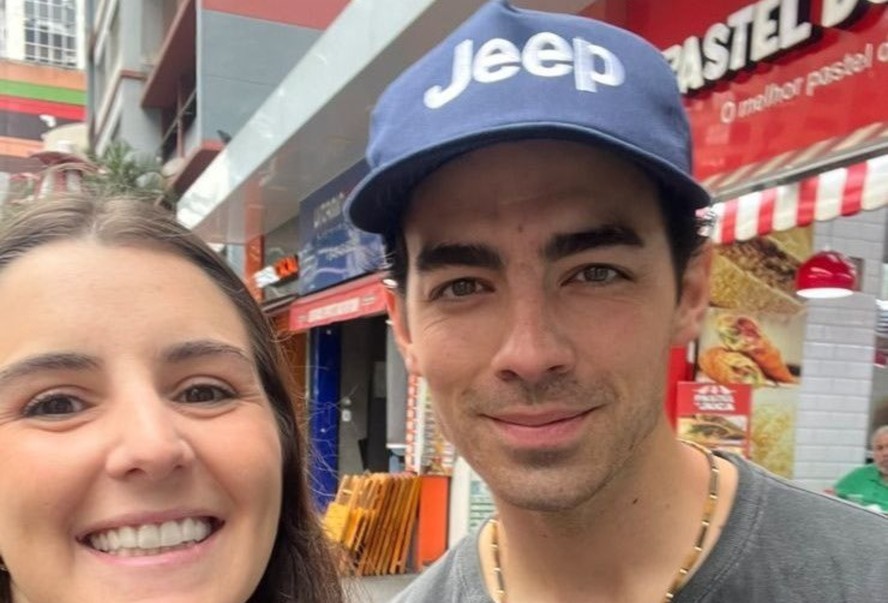 No Brasil, Joe Jonas é tietado por fã na saída de pastelaria