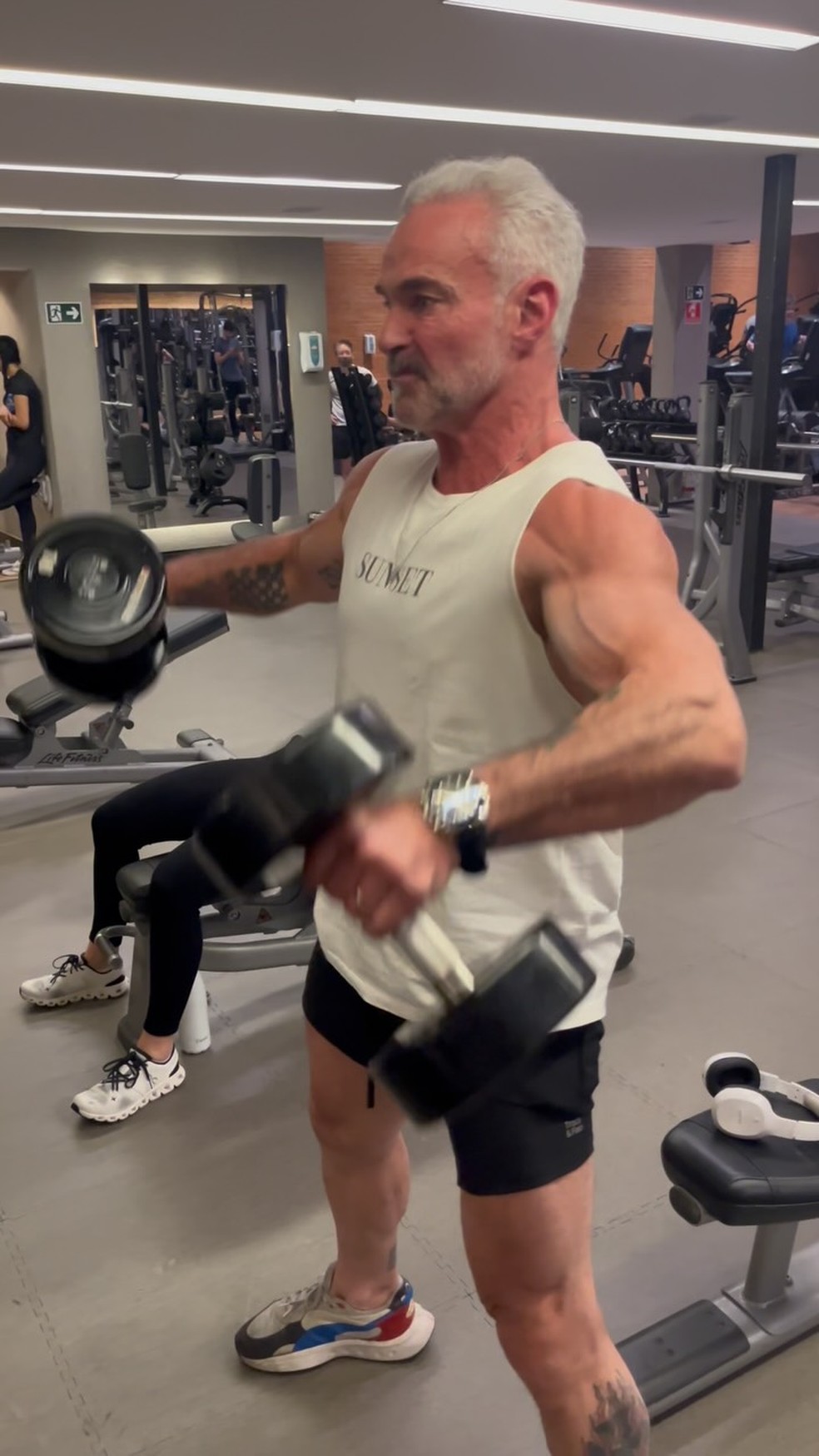 Aos 58 anos, Mateus Carrieri conta como faz para manter o corpo com 10% ...