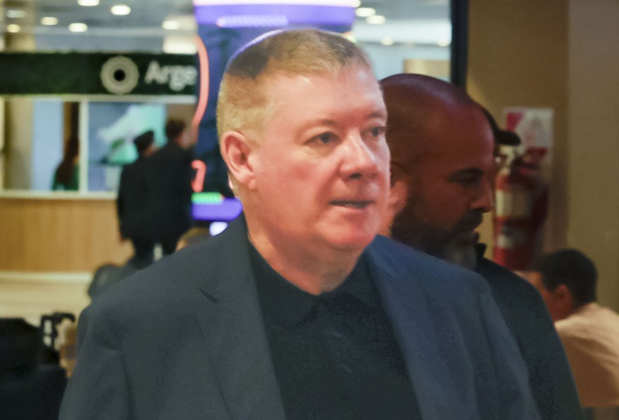 Corpo de Liam Payne é repatriado; pai do cantor embarca em mesmo voo do caixão