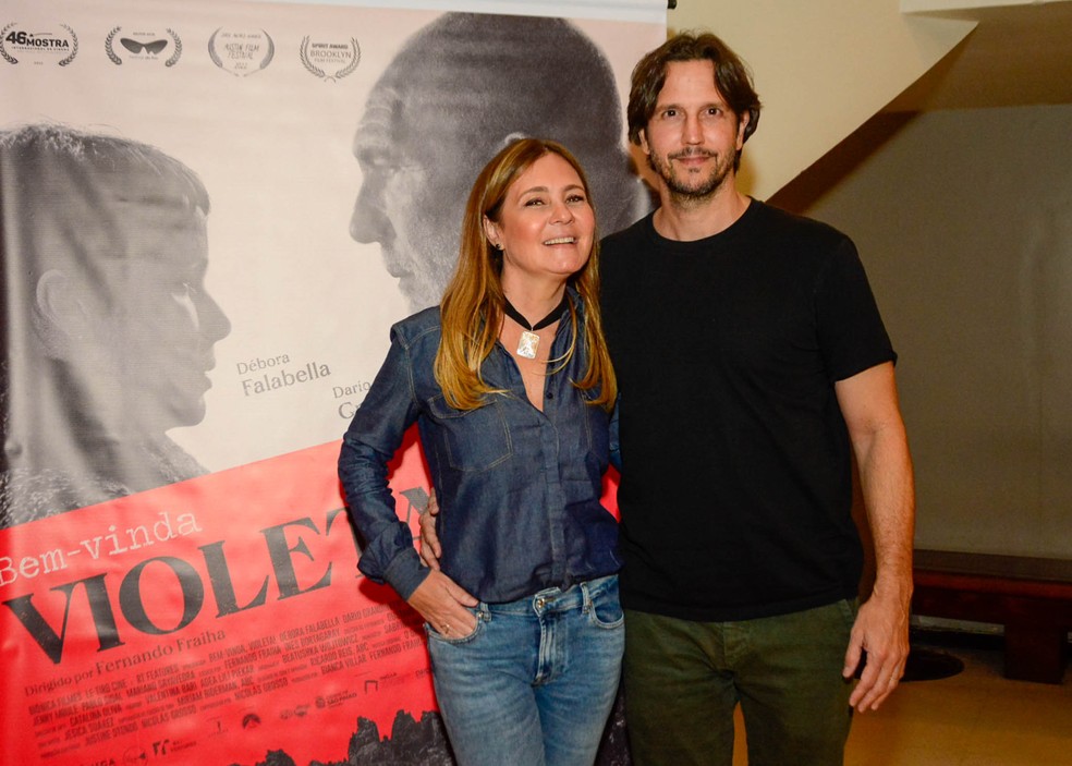 Adriana Esteves prestigia a amiga Débora Falabella em pré-estreia de filme