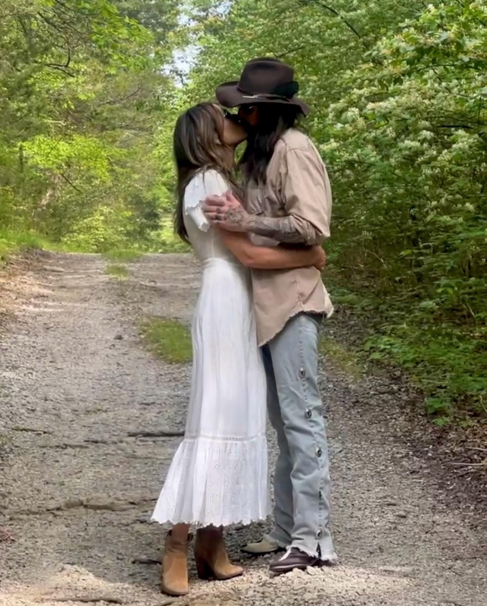 Assumidíssimos, Elizabeth Hurley e Billy Ray Cyrus dão beijão em foto; veja