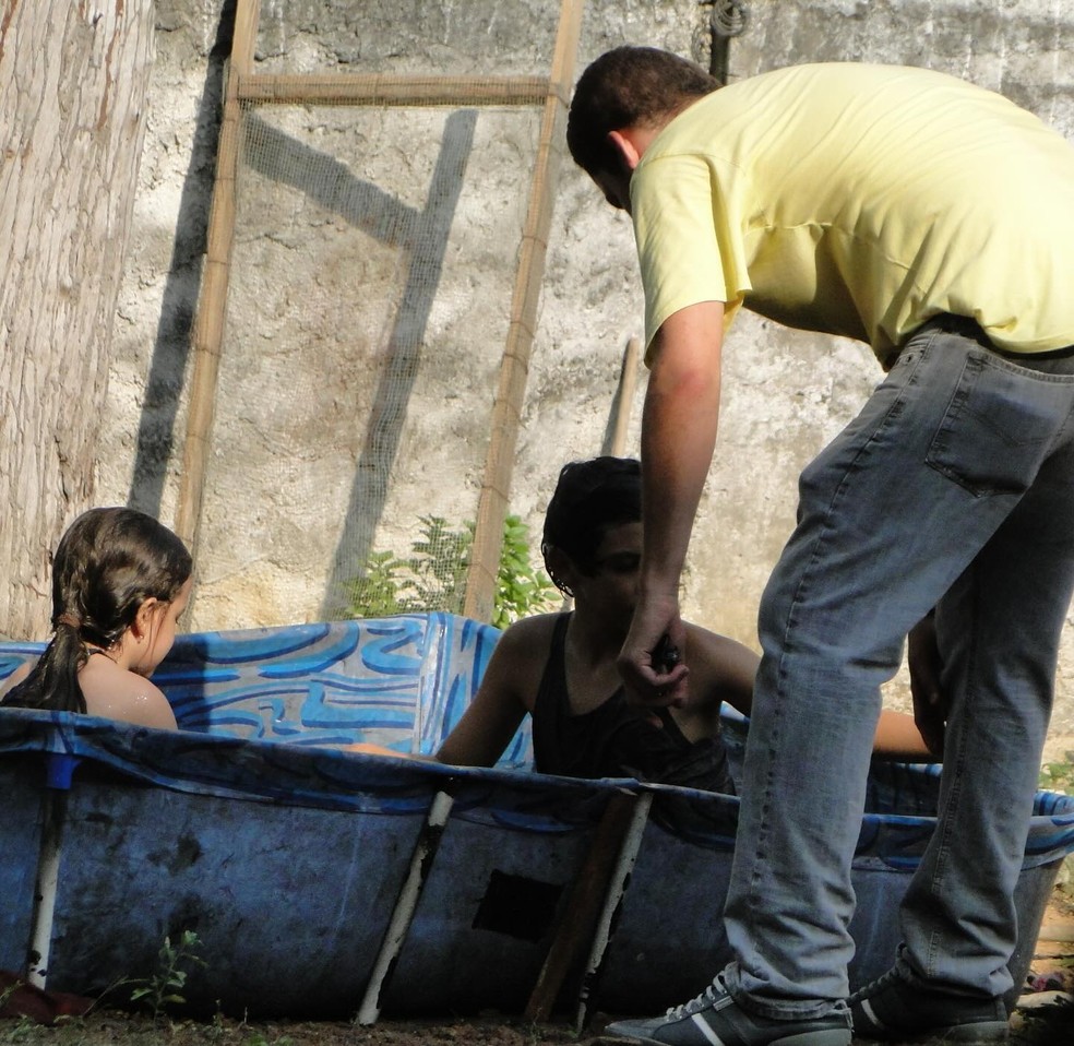 Mel Maia encanta web com fotos antigas de bastidores de 'Avenida Brasil'