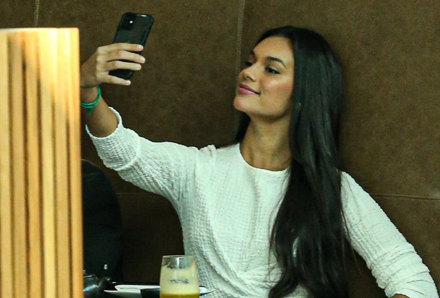 Ex-BBB Alane, do BBB 24, passeia com a mãe, Aline Dias, em shopping