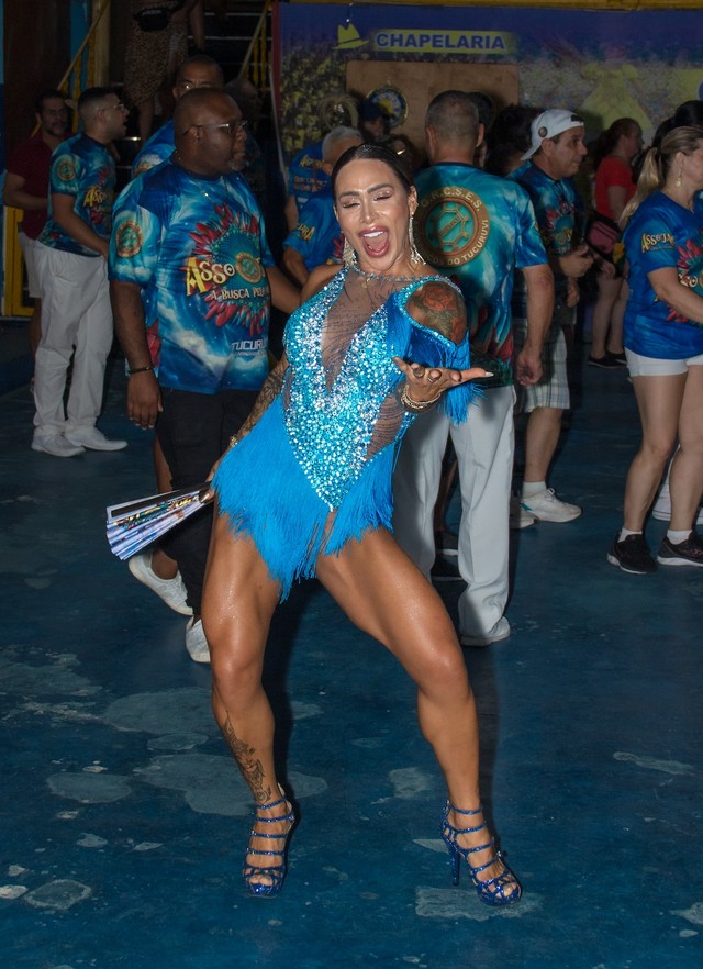 De volta ao Carnaval após quatro anos, Fabi Frota faz performance com ...