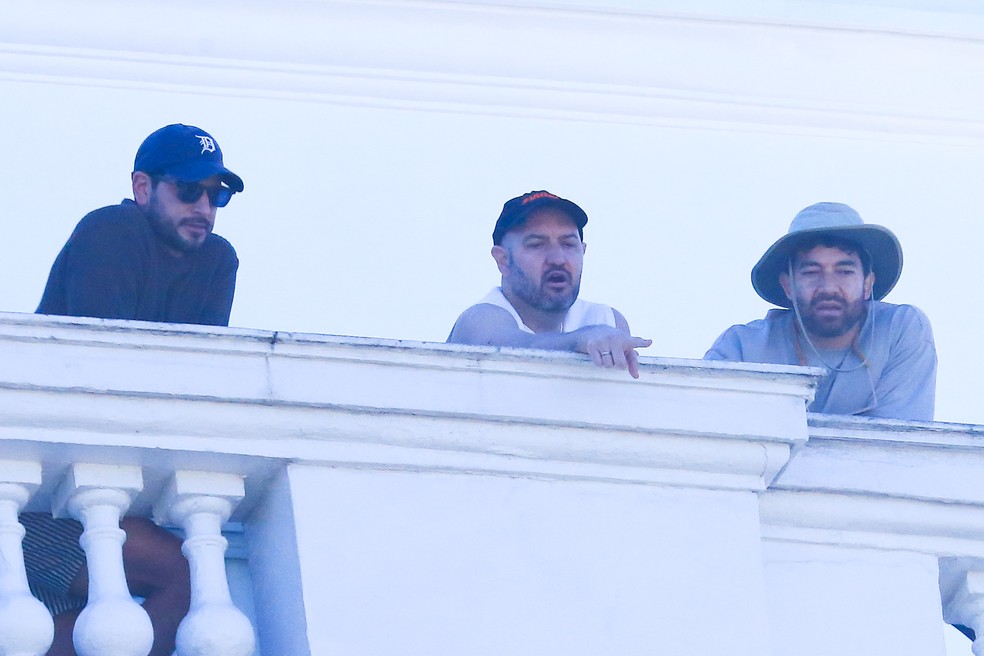 Empresário de Lady Gaga surge em varanda do Copacabana Palace apontando ...