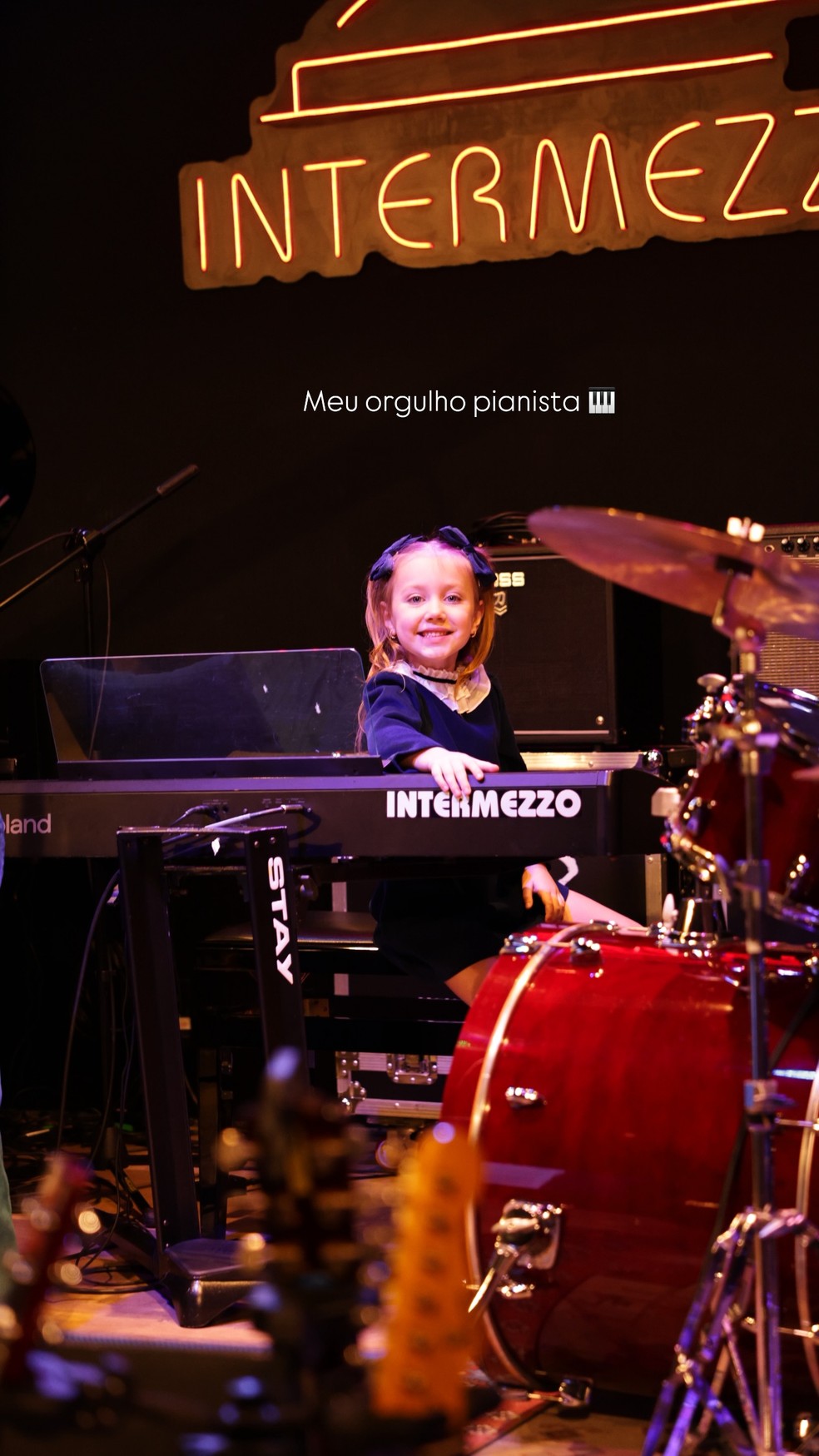 Filhas de Ana Paula Siebert e Fabi Justus se apresentam cantando em ...