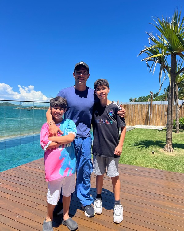 Marcus Buaiz viaja de avião ao lado dos filhos com Wanessa Camargo