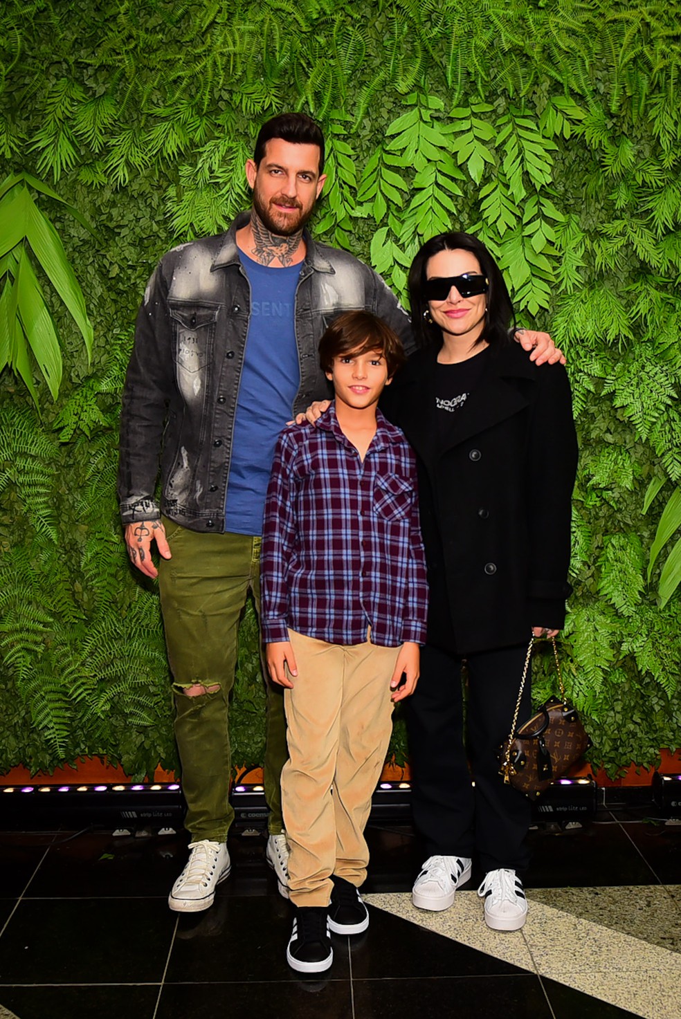 Taís Araujo assiste ao Circo da Mônica ao lado de Mauricio de Sousa