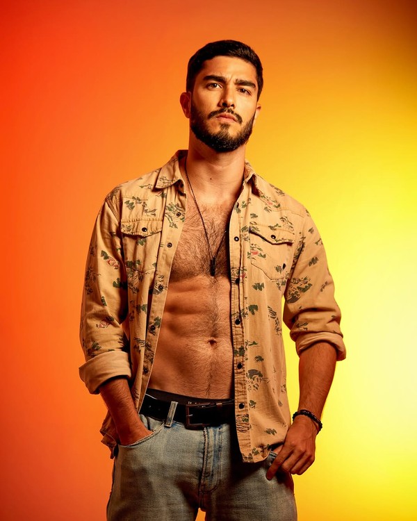 Leonardo Bittencourt, o Rod de 'Mania de Você', exibe tanquinho em ensaio