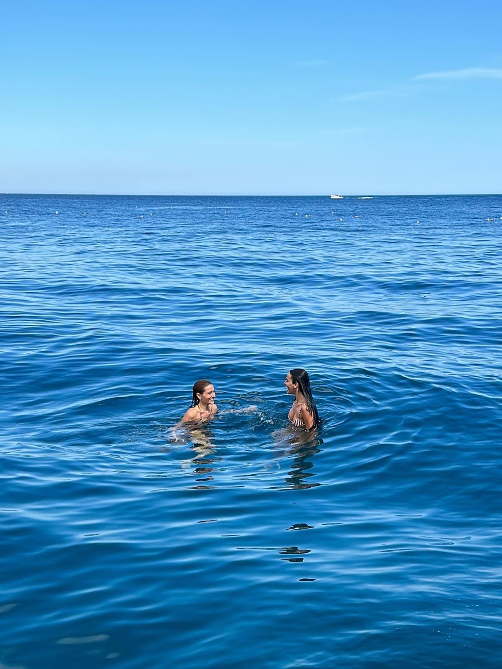 De biquíni e em clima de férias, Bruna Marquezine curte Puglia com ...
