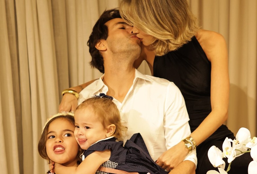Carol Batista recebe carinho de Kaká e das duas filhas em lançamento ...