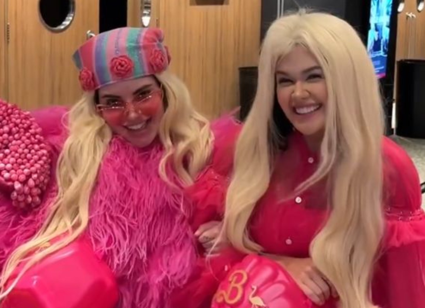 Gkay e Franciny Ehlke incorporam a boneca Barbie no cinema; vídeo