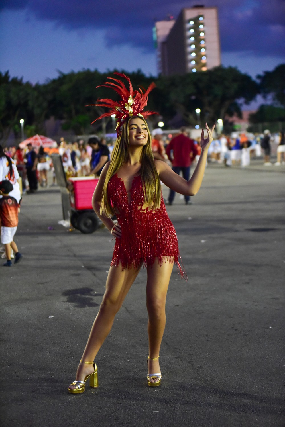 Influencer Julia Puzzuoli usa make com folha de ouro e look com 50 mil ...