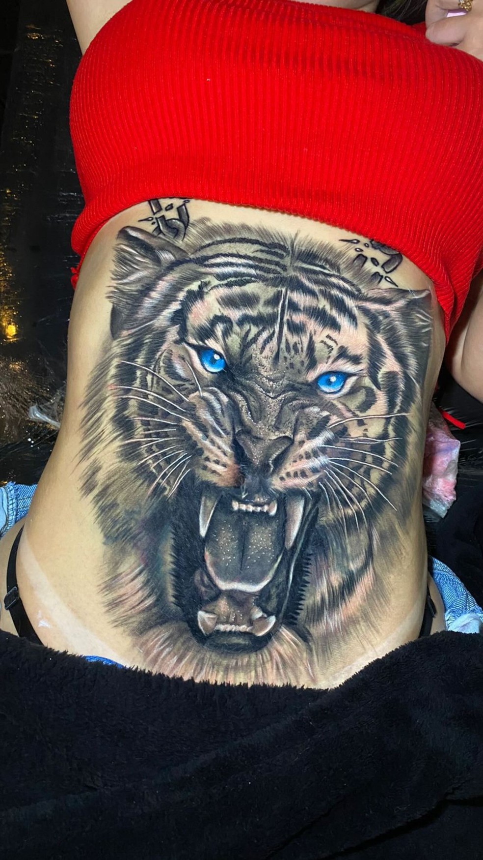 Andressa Urach cobre toda a barriga e as pernas com tatuagens; veja como ficou