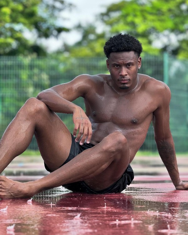 Paulo André exibe tanquinho após treino de atletismo