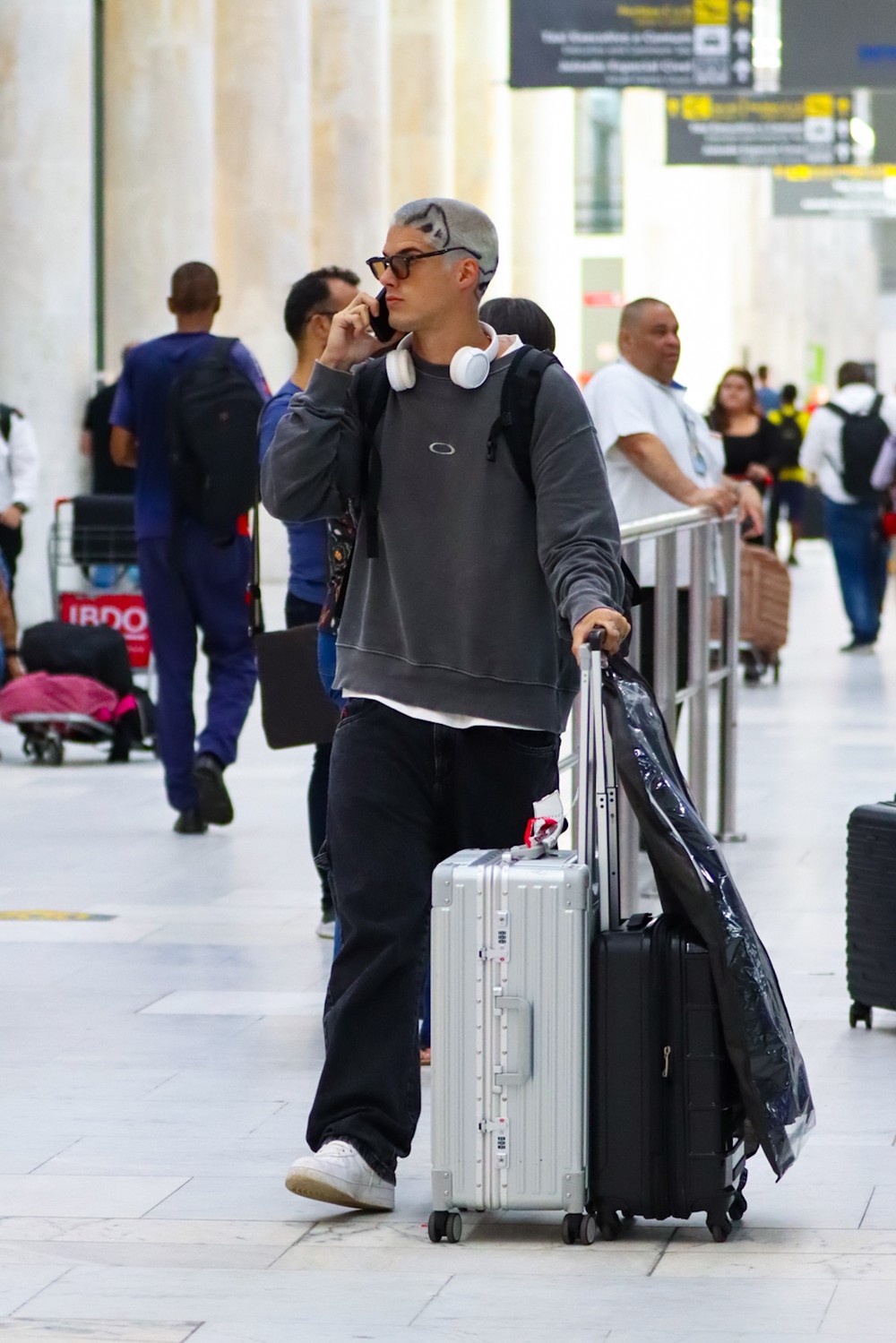 Ex-BBB Gabriel Fop desembarca no Rio com novo visual