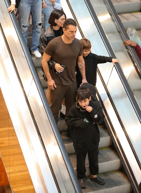 Isis Valverde vai às compras com noivo, Marcus Buaiz, filho e enteados